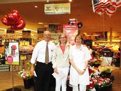 Kenmore Safeway manager presents $2,800 check to Bothell Soup Kitchen ...