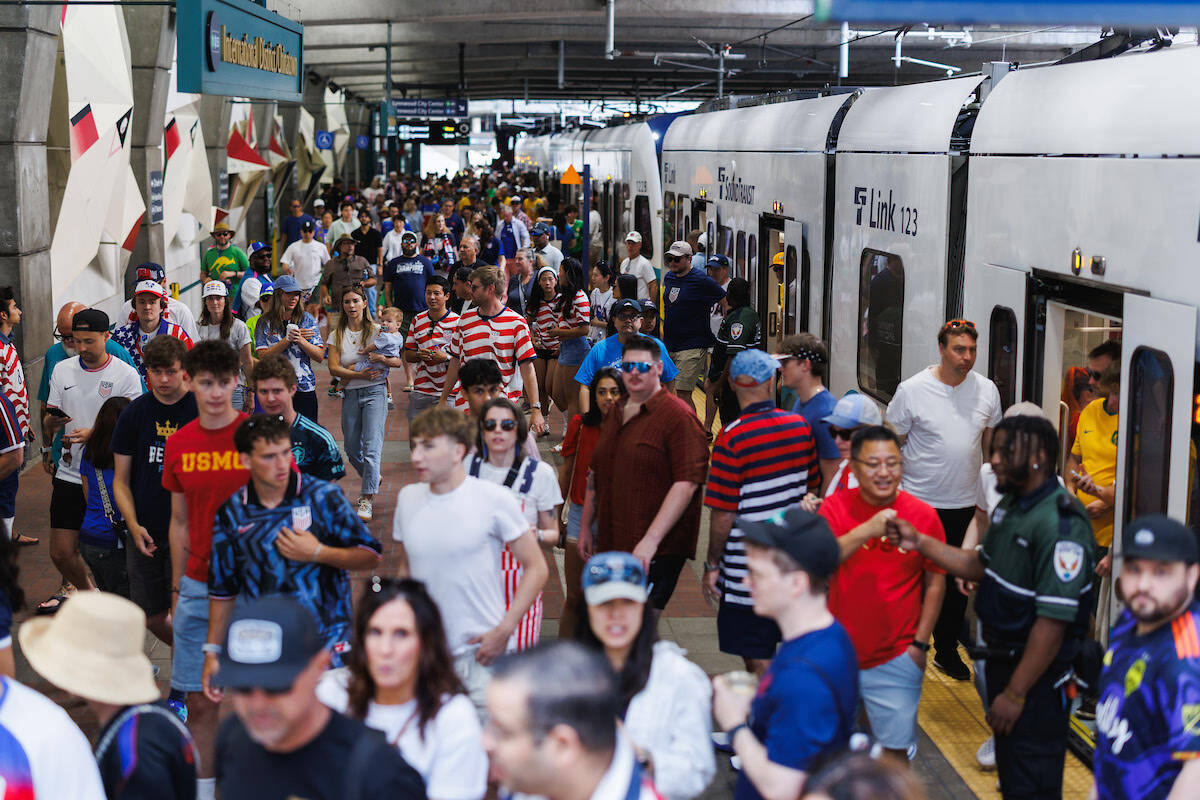 Light rail draws record crowds for America’s World Cup match | Bothell ...